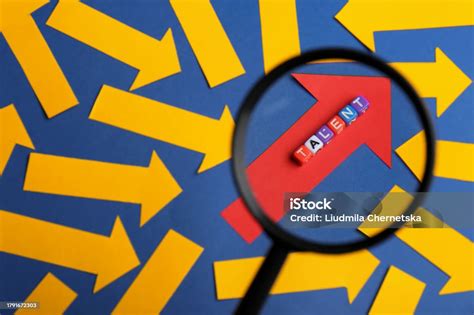 채용 프로세스 직원 검색 파란 바탕에 노란 것들 사이에서 형형색색의 입방체로 만든 빨간 종이 화살표와 단어 탤런트의 돋보기를 통해 볼 수 있습니다 0명에 대한 스톡 사진 및