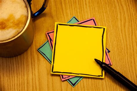 디자인 비즈니스 빈 서식 파일 격리 광고 나무 데스크톱 커피 마커 노란색 메모 검은색과 빨간색 편지에 대 한 최소 그래픽 레이아웃 템플릿 0명에 대한 스톡 사진 및 기타