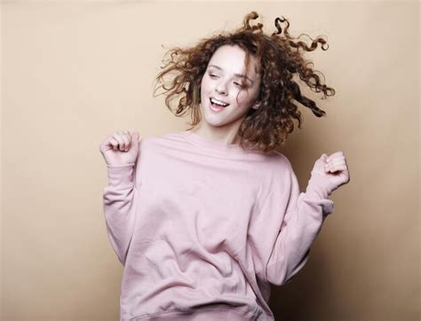 Concepto De Belleza Y Personas De Estilo De Vida Joven Linda Ni A Rizada Sonriente Con Ropa Rosa