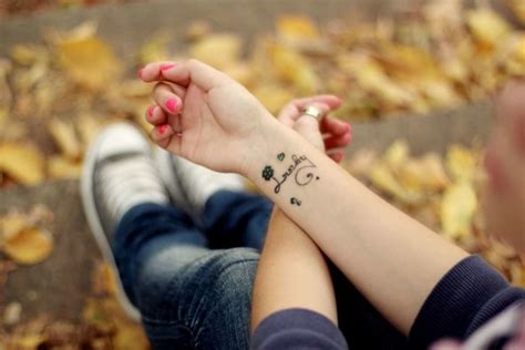🖤 Тату на запястье для девушек 52 фото
