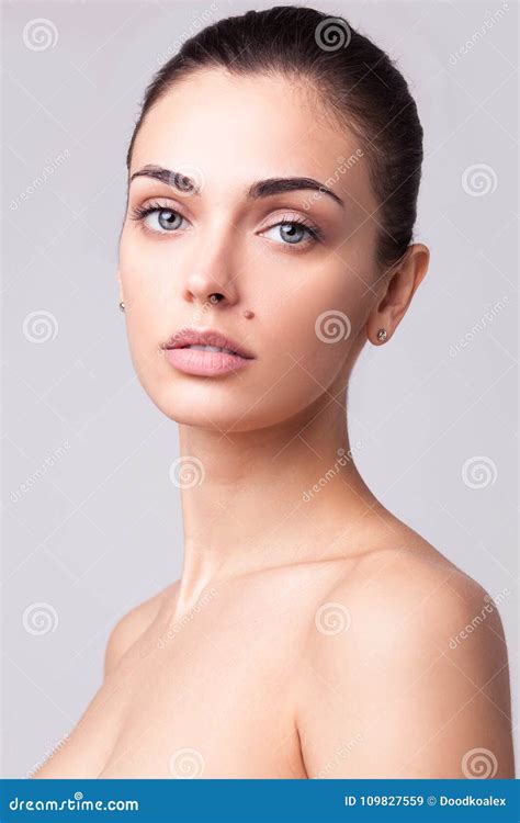 美丽的深色的纵向妇女 库存图片 图片 包括有 人们 喜悦 自然 照亮 关心 白种人 颜色 109827559