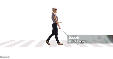 횡단보도에서 흰 지팡이를 짚고 걷고 있는 젊은 시각 장애인 여성의 전체 길이 프로필 사진 25 29세에 대한 스톡 사진 및 기타