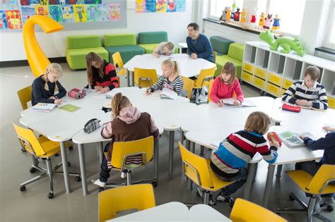 Triangular Pinta With Castors Is A Table For The Many Needs Of Learning Environments The Easily