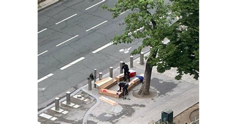 Арестуваха българин за ковчези до Айфеловата кула с надпис Френски войници загинали в Украйна