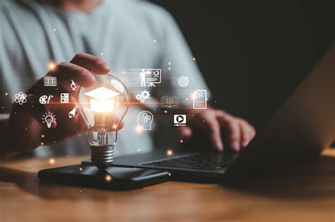 E러닝 대학원 수료증 프로그램 개념입니다 졸업 모자 인터넷 교육 과정 학위 창의적 사고 아이디어 및 문제 해결 솔루션에 대한 학습 지식을 보여주는 전구를 들고 있는 남자