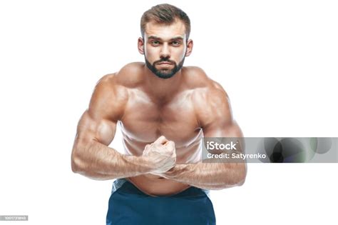 보디 빌딩 용 기구 포즈 아름 다운 스포티 남자 남성 파워입니다 피트 니스 블루 반바지에 가졌다 에 격리 된 흰색 배경 근육