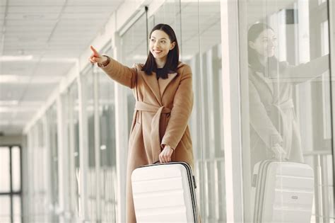 Femme Avec Valise à Laéroport Photo Gratuite