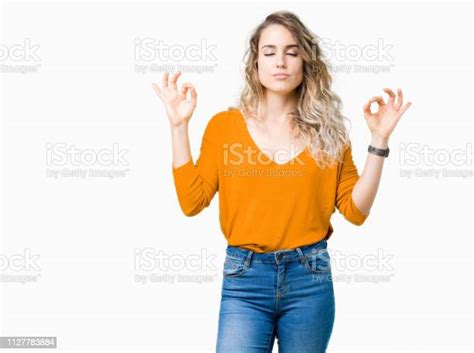 고립 된 배경 위에 아름 다운 젊은 금발 여자 휴식 하 고 손가락으로 명상 제스처를 하 고 닫힌 눈으로 미소 요가 개념입니다 마음 챙김에 대한 스톡 사진 및 기타 이미지