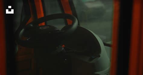 빨간색 줄무늬가있는 차량의 스티어링 휠 사진 Unsplash의 무료 차 이미지