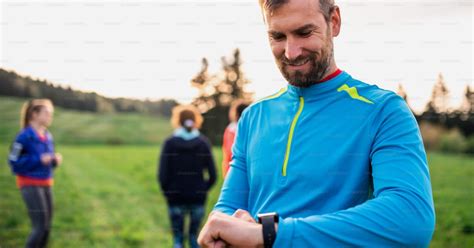 스마트 워치를 사용하여 자연에서 운동을하는 많은 사람들과 함께 남자의 초상화 사진 Unsplash의 건강한 라이프스타일 이미지