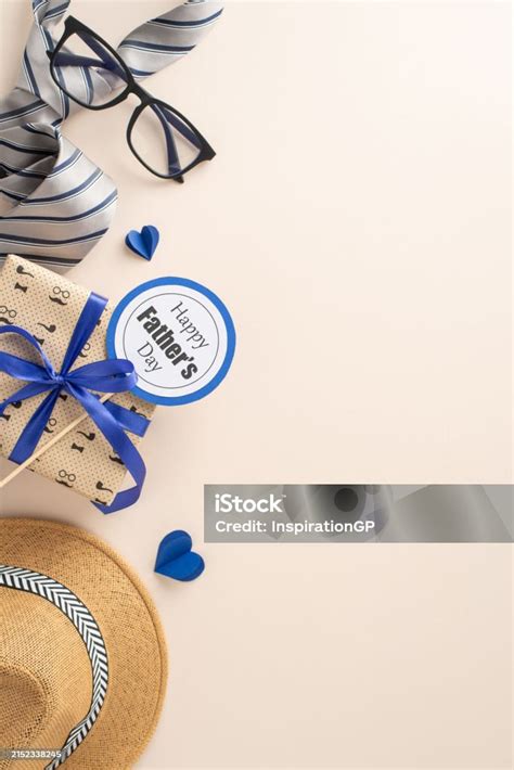 이 사려 깊은 디자인 컨셉으로 아버지의 날에 아버지를 기리십시오 밀짚 모자 세련된 넥타이 선물 상자 안경 엽서 부드러운 베이지