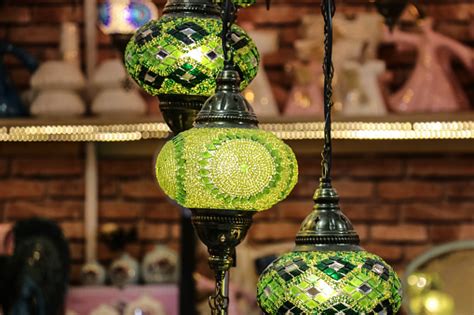 전통적인 밝은 장식 교수형 터키 램프 및 생생한 색상에 터키 파빌리온 지구촌 두바이 아랍 에미리트와 화려한 조명 0명에 대한 스톡 사진 및 기타 이미지 Istock