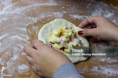 여자 요리사 손 차 디저트 파이를 준비 오븐에서 베이킹을위한 사과 조각 원시 반죽 딸기에 대한 스톡 사진 및 기타 이미지