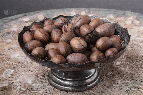 带壳的山核桃，装在容器里