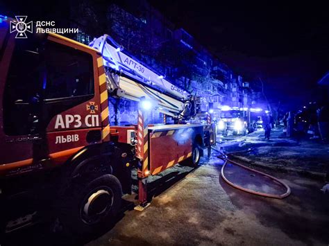 У Львові під час пожежі у багатоповерхівці вогнеборці врятували жінку фото відео Trueua