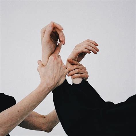 Пин от пользователя 𝐏𝐨𝐫𝐜𝐞𝐥𝐚𝐢𝐧 𝐈𝐯𝐨𝐫𝐲 на доске Shades Of White Эскизы руки Руки Фотография рук