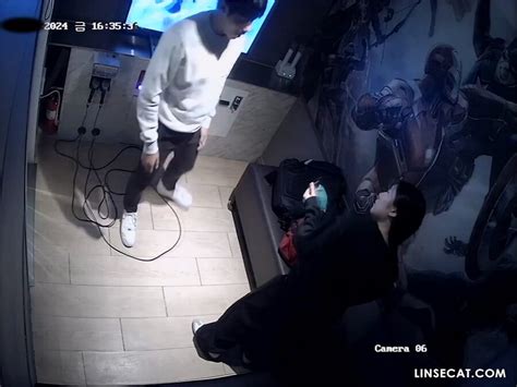 2023년 한국 노래방의 Ip 카메라가 해킹당했습니다 해당 소녀는 남자친구가 자신과 더 쉽게 섹스할 수 있도록 바지를 벗었습니다 그녀의 보지에서 많은 양의 액체가