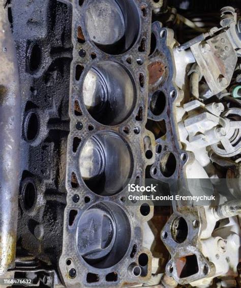 4기통 엔진의 실린더 블록입니다 수리를 위해 분해 된 자동차 엔진 오일 부품 서비스 에서 자동차 엔진 수리 머리에 대한 스톡 사진 및 기타 이미지 Istock