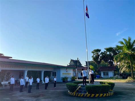 មន្ត្រីរាជការមន្ទីរសាធារណការ និងដឹកជញ្ជូនខេត្តកោះកុង គោរព ទង់ជាតិ នៃព្រះរាជាណាចក្រកម្ពុជា