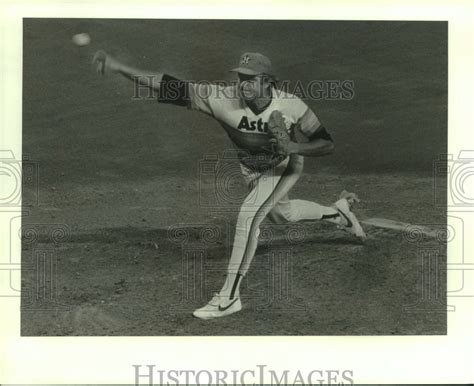 1982 Press Photo Astros Pitcher Joe Niekro Fires A Pitch From Mound