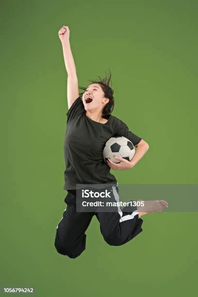 승리에 전달 합니다 점프 하 고 그린에 스튜디오에서 공을 차고 축구 축구 선수로 젊은 여자 축구 선수에 대한 스톡 사진 및 기타 이미지 Istock