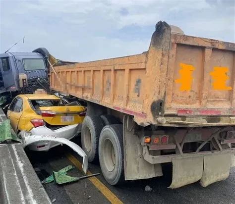 （影）國道2號大車爆胎失控撞2車，驚險一瞬間畫面曝 爆料公社
