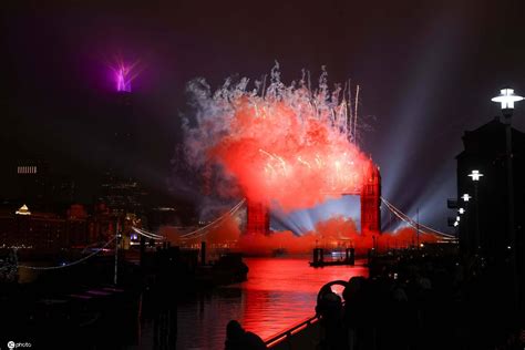 伦敦塔桥举行璀璨烟火灯光秀 迎接新年 搜狐大视野 搜狐新闻