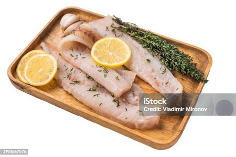 생 명태와 대구 생선 필레 나무 보드 와 허브 요리 준비가 와 백색 배경 절연 통하고 있는 상의 View 건강한 생활방식에 대한 스톡 사진 및 기타 이미지 Istock