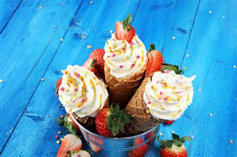 바닐라는 요구르트 또는 소프트 아이스크림 와플 콘에 고정 0명에 대한 스톡 사진 및 기타 이미지 0명 거품 내기 냉동 요구르트 Istock