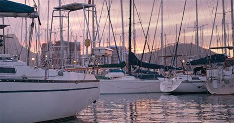 케이프타운에서 여행 휴가 또는 여름 모험을 즐길 수 있는 항구의 산 바다 요트 자연 바다 배는 물 위에 야외에서 보트를 타고 만에 정박하고 항해 휴가를 기다리고 있습니다 0