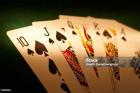 재생의 핸드 카드 로얄 플러시에 가까이 보여주는 0명에 대한 스톡 사진 및 기타 이미지 0명 금융 놀기 Istock