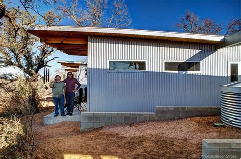 4 წყვილი 20 წლის განმავლობაში მეგობრობდნენ ოჯახებით შემდეგ საკუთარი ქალაქის აშენება გადაწყვიტეს