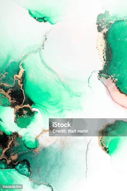 녹색 금색 추상적인 배경은 종이에 대리석 액체 잉크 예술 그림입니다 고품질 종이 질감에 원본 작품 수채화 알코올 잉크 페인트의 이미지 0명에 대한 스톡 사진 및 기타 이미지