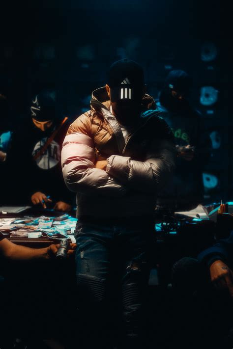 나이트 라이팅 4인 그룹 거리 스타일 겉옷 겨울 패션 계단 계층화 그룹 초상화 남자 놀다 다양성 다양한 그룹 도시의 도시의 밤 멋진 스타일