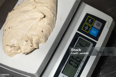 빵을 굽기 전에 계량 반죽을 클로즈업합니다 공예 빵집 베이커의 빠른 전문 작품 0명에 대한 스톡 사진 및 기타 이미지 0명