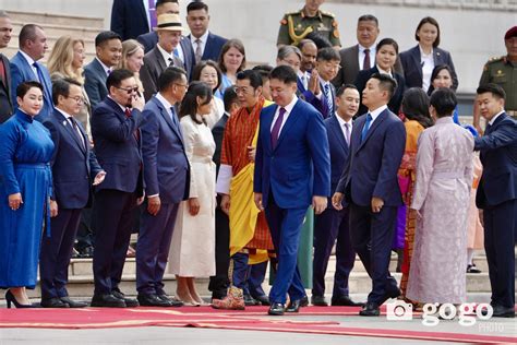 ФОТО Бутан Улсын хаан хатан хоёрыг Д Сүхбаатарын талбайд угтан авлаа