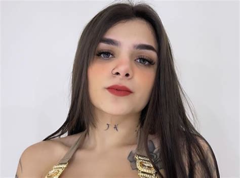 Karely Ruiz se pelea con fans que le pidió foto en un antro