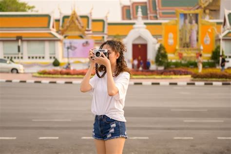 Linda Jovem Turista Asiática Em Turismo De Férias E Explorando A Cidade
