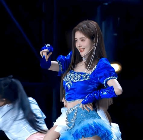 鞠婧祎全开麦舞台获好评 全蓝色造型美到发光 搜狐大视野 搜狐新闻