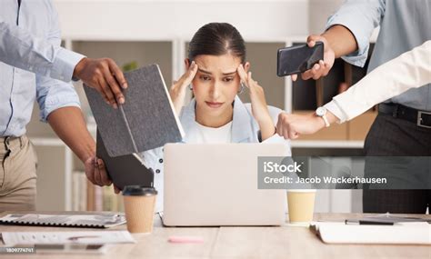 스트레스 불안 및 멀티태스킹을 하는 비즈니스 우먼은 업무량과 사무실에서 노트북 마감 시한으로 인한 두통을 앓고 있습니다 번아웃 좌절 압도된 여성 지친 여성 유독한 직장에서의