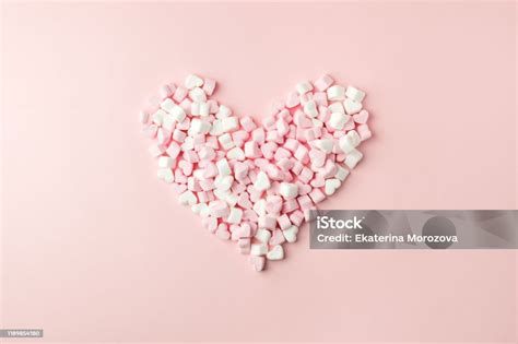 하트 모양의 핑크 마시멜로가 복사 공간이 있는 분홍색 테이블에 쌓여 있습니다 빈티지 스타일의 발렌타인 컨셉에 사랑 테마달콤한 사탕 파스텔 컬러 디저트 2월에 대한 스톡 사진