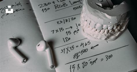 흰색 프린터 용지에 검은 머리 브러시 사진 Unsplash의 무료 회색 이미지