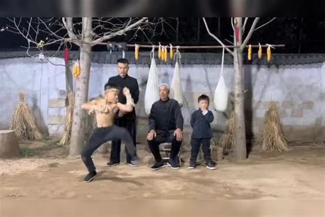 男孩这样子练习古拳法，这一招一式非常的有模有样的 拳法 一招一式 样子