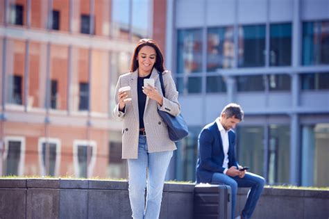 테이크 아웃 커피와 사업가 는 휴대 전화를 보고 사무실에 걸어 30 39세에 대한 스톡 사진 및 기타 이미지 30 39세 35 39세 40 44세 Istock