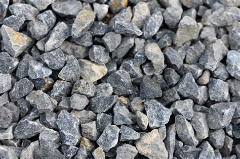 질감이 있는 표면에 배치된 다양한 색조의 천연 자갈 돌은 야외 환경에서 빛과 그림자를 포착합니다 0명에 대한 스톡 사진 및 기타 이미지 Istock