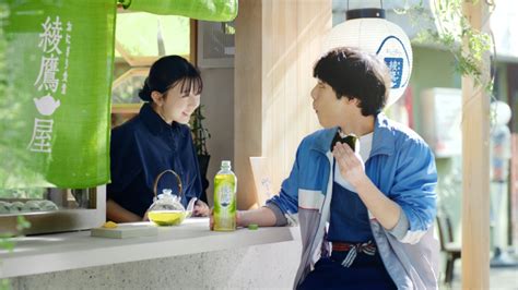 おにぎりには「綾鷹」！「おにぎり食堂 綾鷹屋」 3月31日（月）開店！ 店主役で俳優・上白石萌歌 出演の新cm「おにぎり食堂 綾鷹屋 鮭おにぎり」篇 同日公開 日刊エンタメクリップ