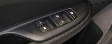 别克英朗后备箱开关在哪里？ 有驾