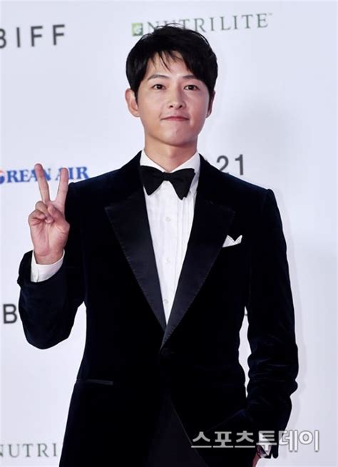 송중기 영국인 여성과 열애…따뜻한 시선으로 바라봐 주시길 [공식입장]