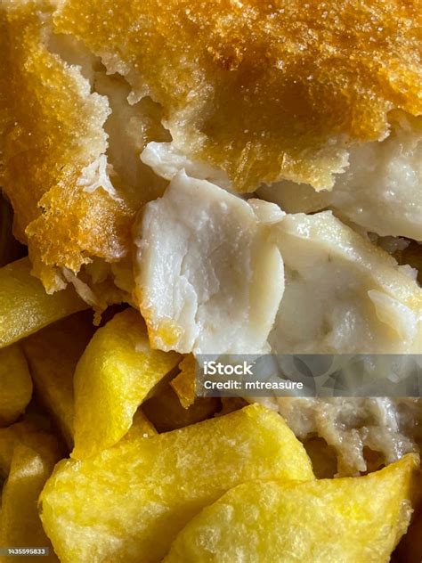 플레이크 화이트 피쉬 앤 칩스 폭행 된 대구 및 감자 튀김의 전체 프레임 이미지 높은 전망 0명에 대한 스톡 사진 및 기타 이미지 Istock