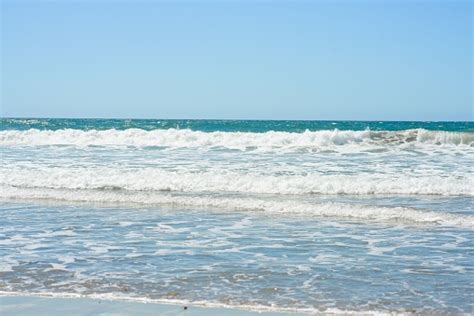 화창한 날에 해안에서 충돌하는 거품이 많은 바다 파도의 샷 0명에 대한 스톡 사진 및 기타 이미지 0명 모래 물 Istock